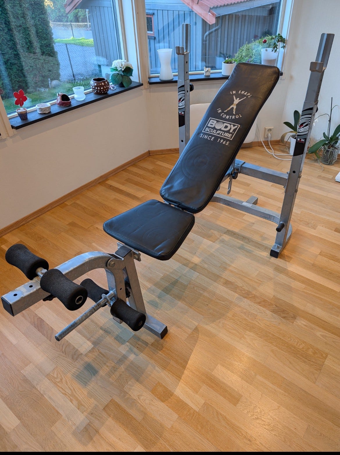 Justerbar benkpress + leg extensions med stang | FINN-torget
