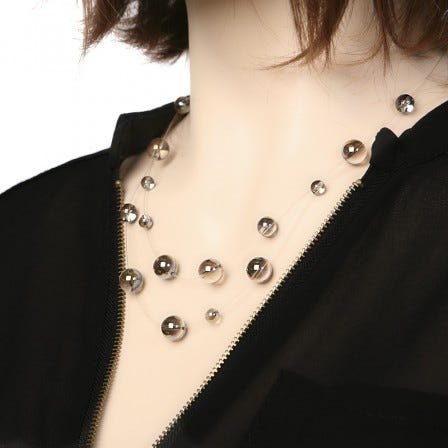 Smykkesett - Halskjede med krystallperle og øredobber (montert på en ...