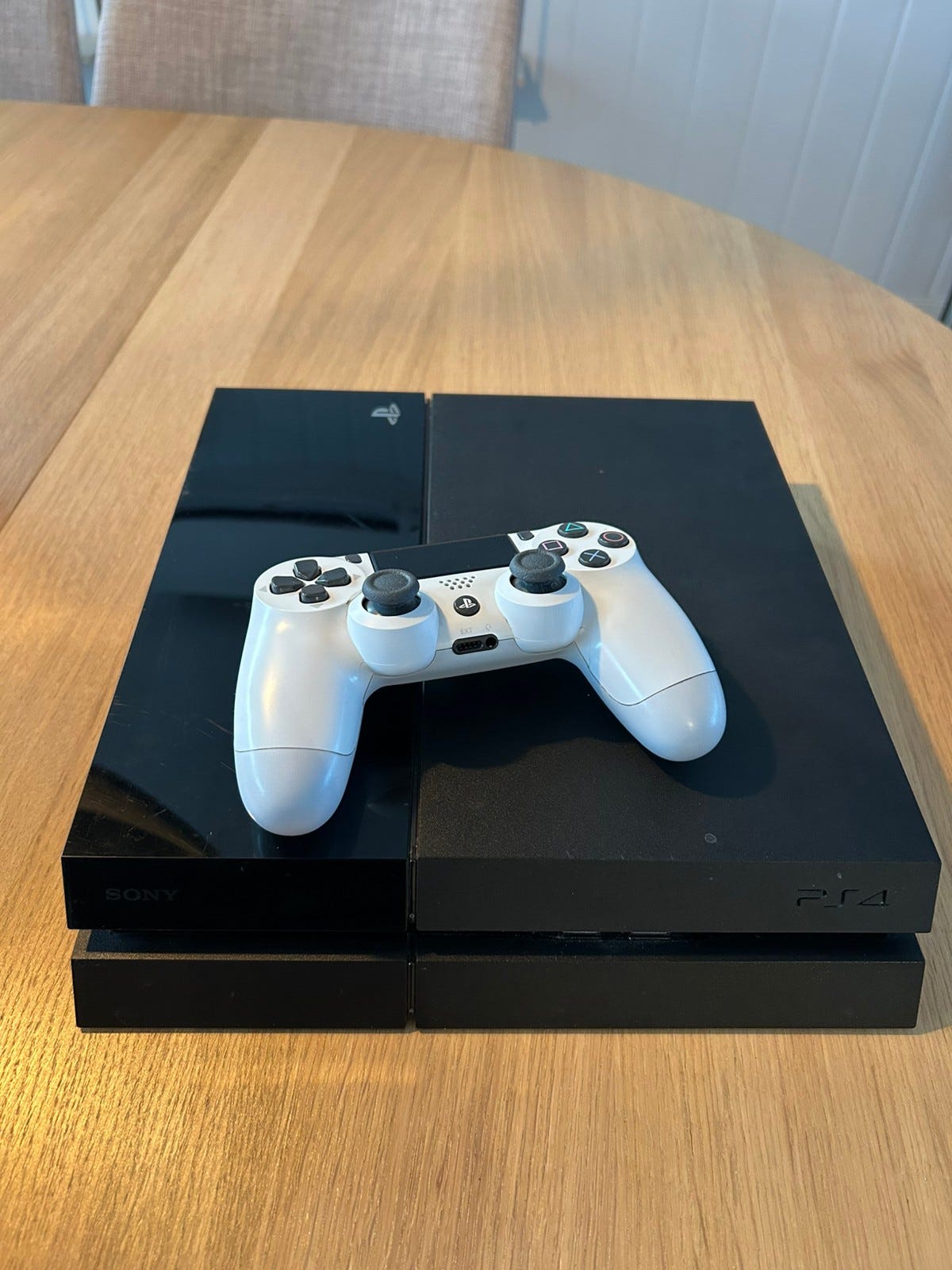 Pent brukt PlayStation 4 selges | FINN-torget