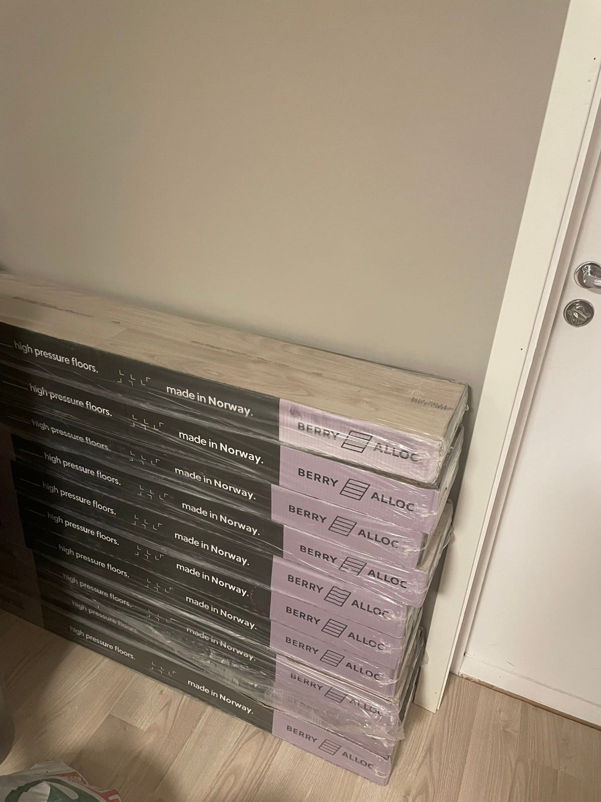 BerryAlloc Original 2-stav høytrykkslaminat gulv - hvit eik | FINN-torget