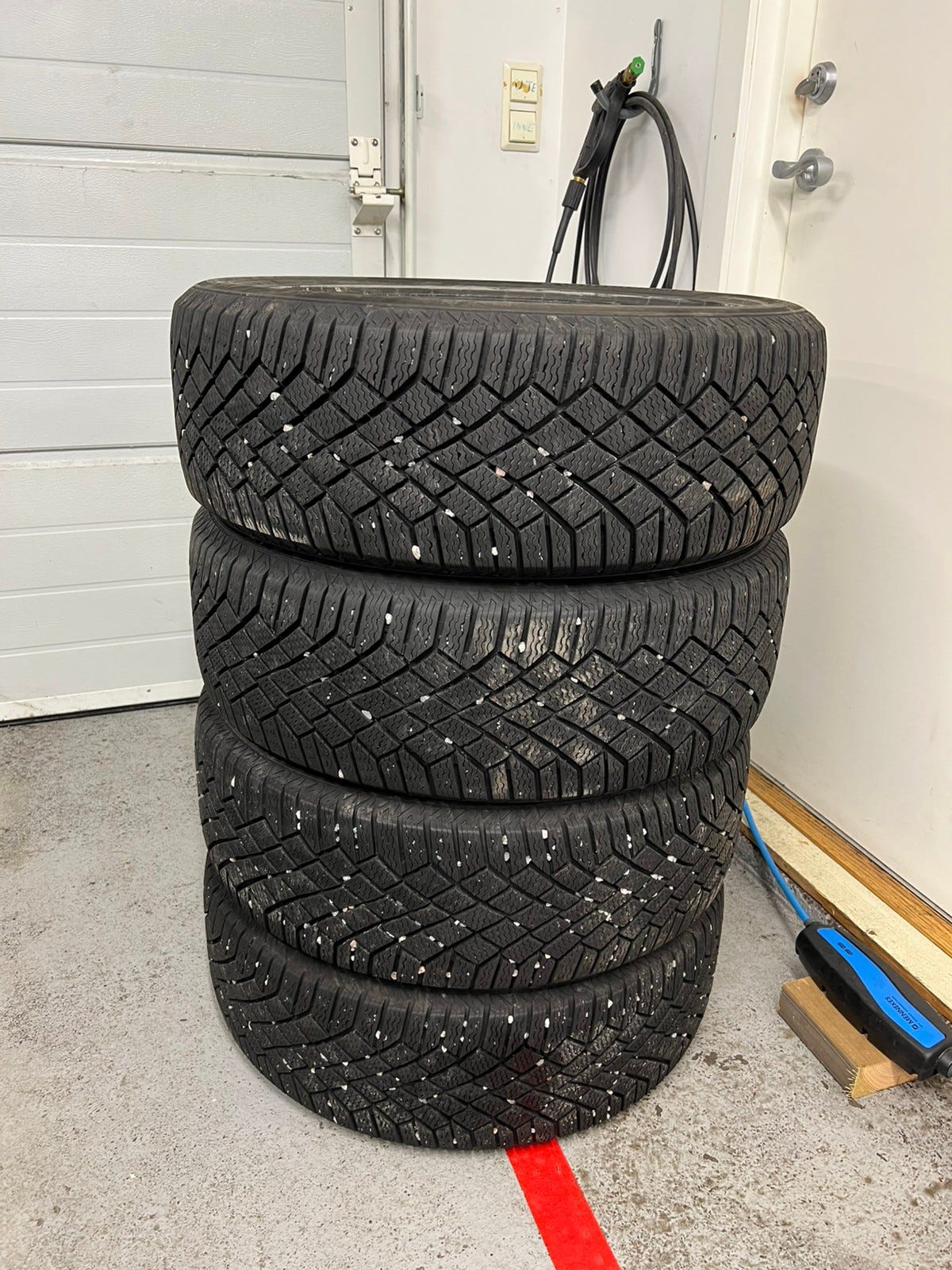 Continental piggfri 215/55R18 | FINN-torget