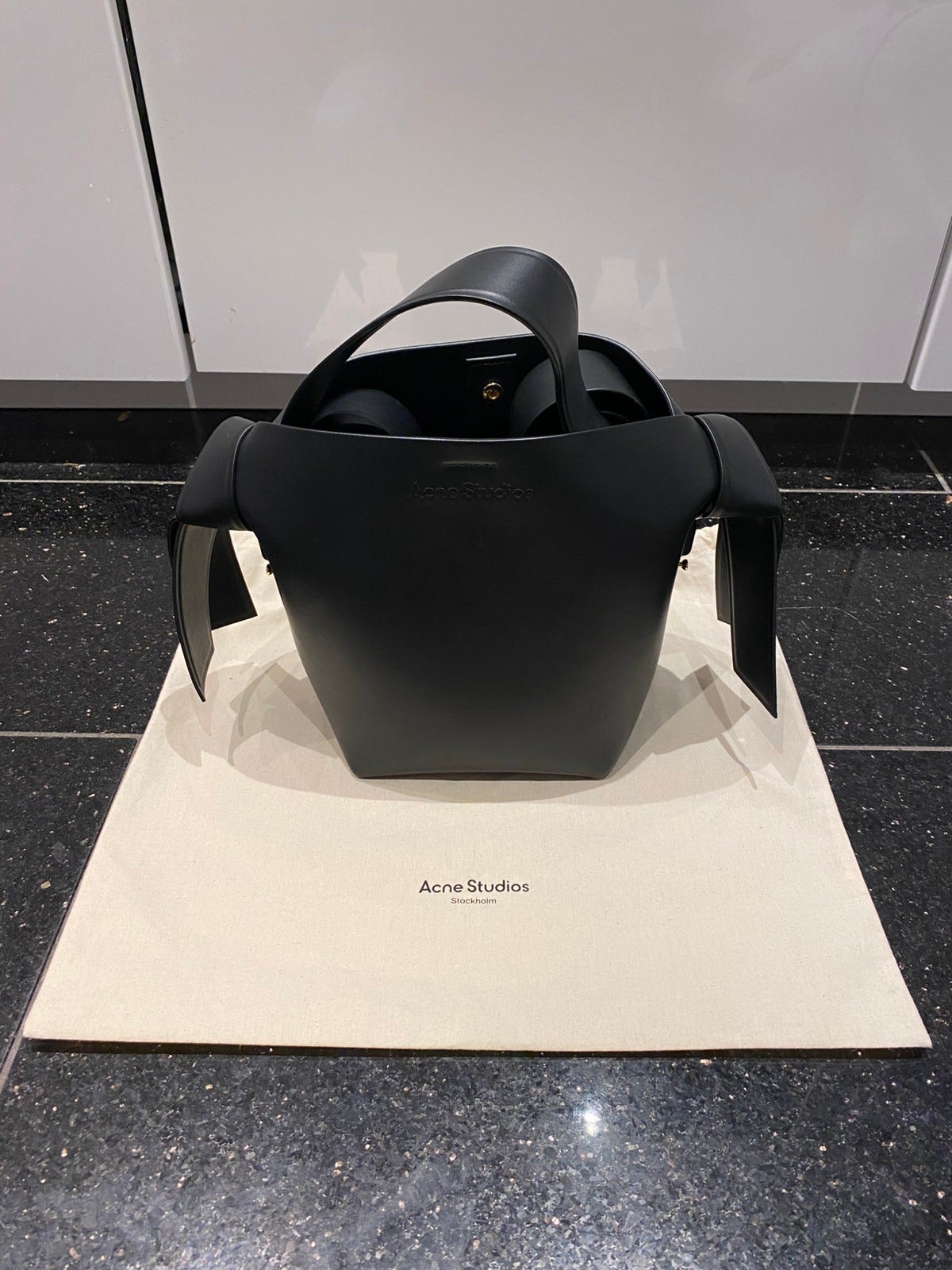 Ny Acne Studios Musubi Midi svart veske i 100% skinn | FINN-torget