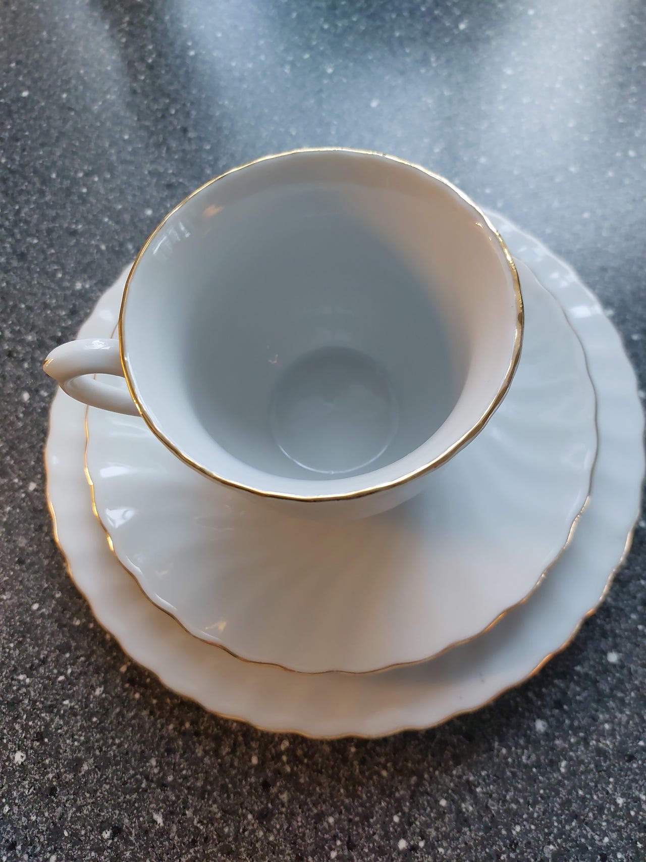 Hvitt servise m/gullkant | FINN-torget