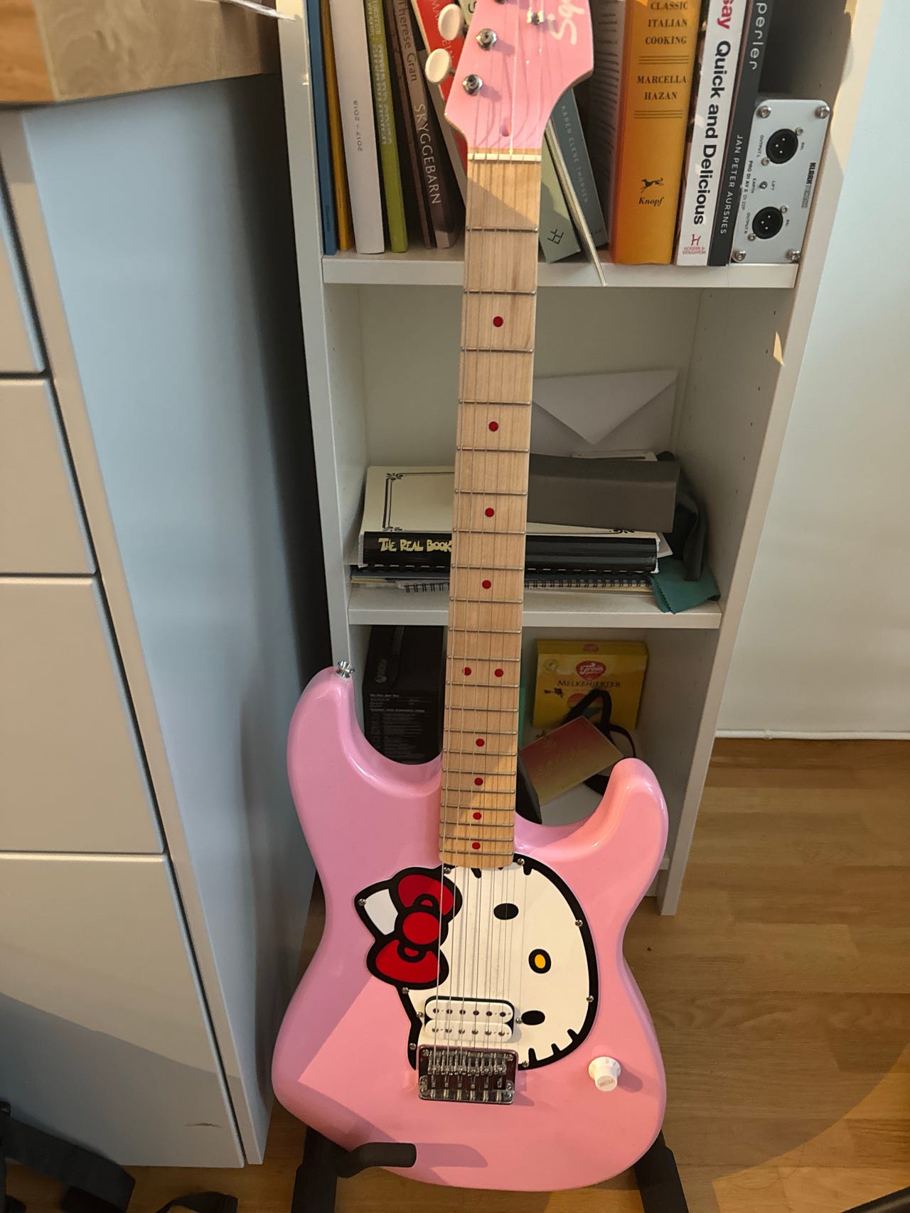 Hello Kitty Strat Squier! | FINN-torget