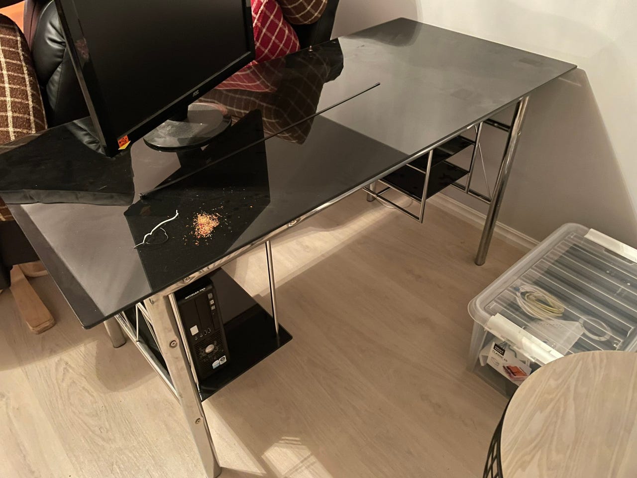 Skrivebord i sort glass | FINN-torget