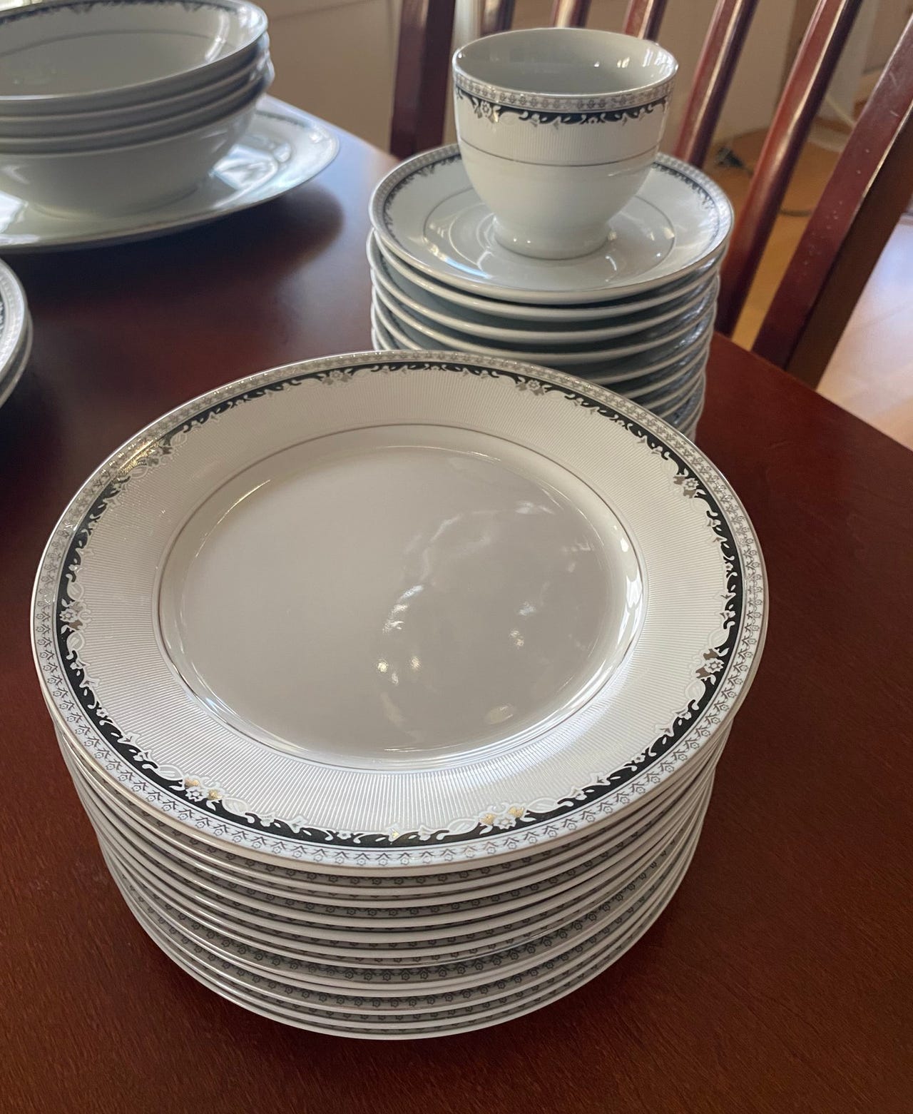 Flott servise, kaffi og middag med serveringsfat/skåler | FINN-torget