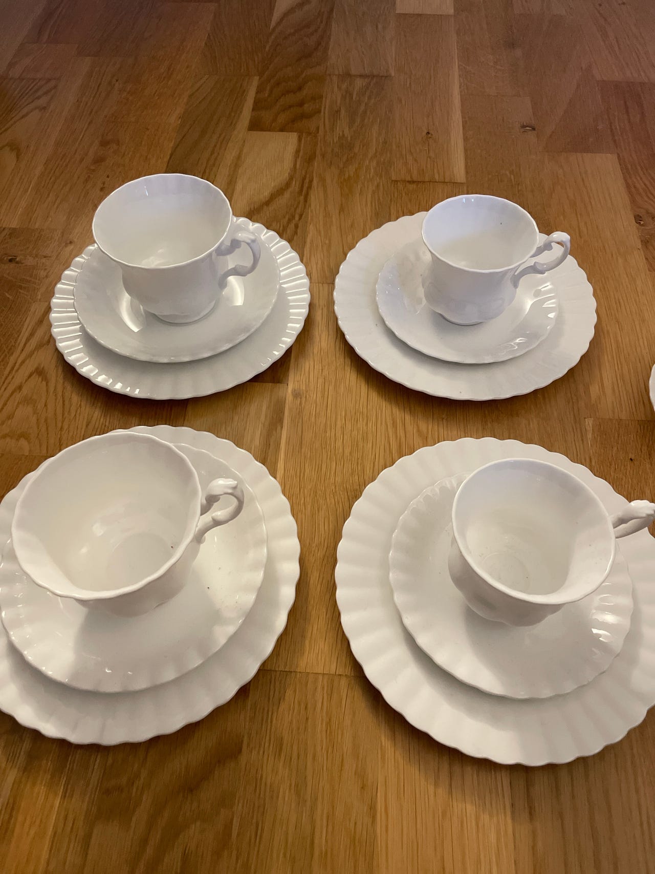 Hvitt Royal Albert servise for 2/4 personer | FINN-torget