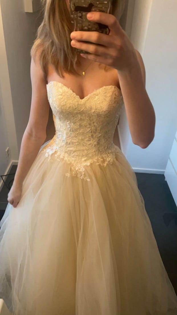 Ballkjole fra Alexandra Ritzi i nydelig champagne farge | FINN-torget