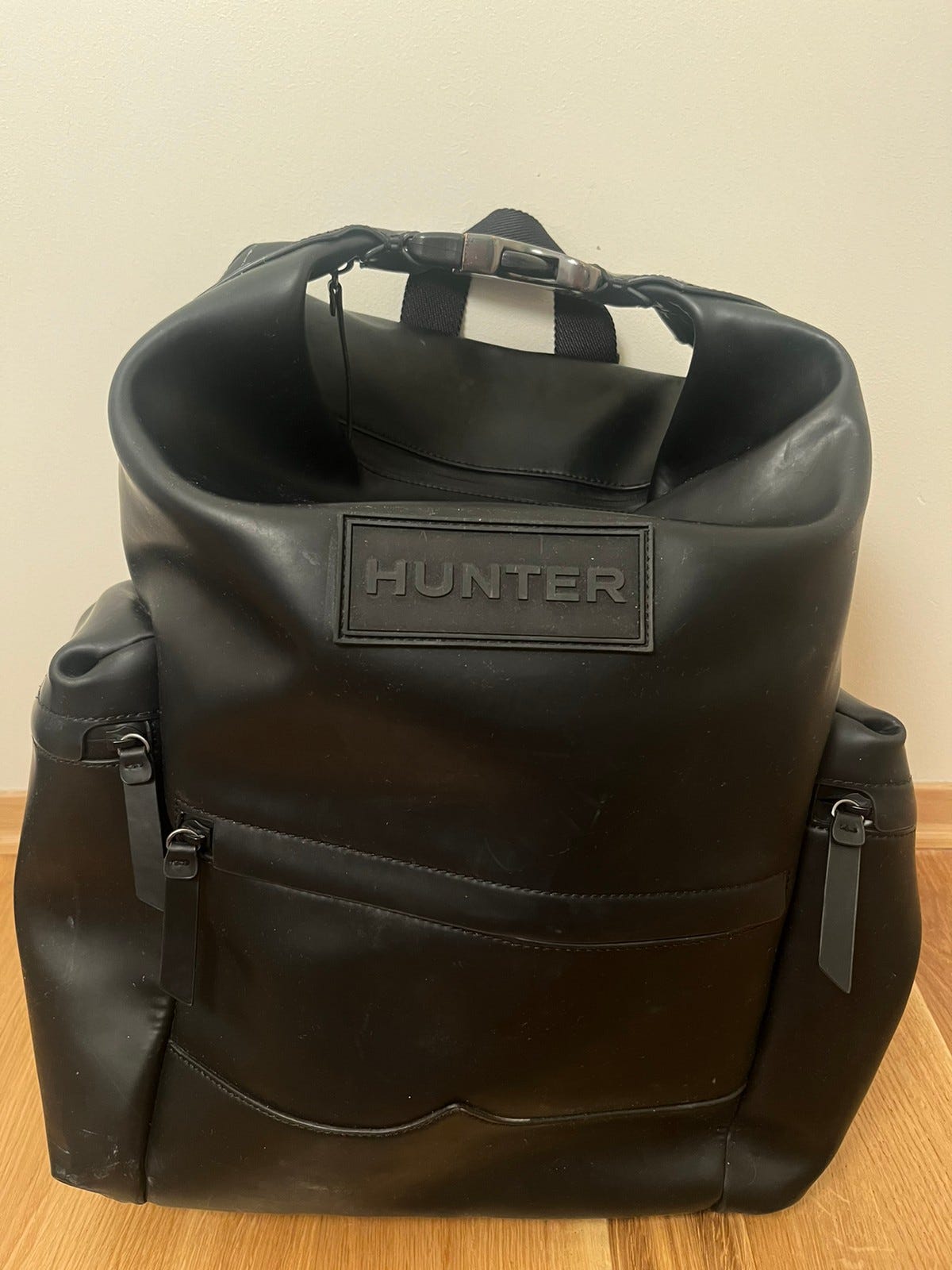 HUNTER original rubberised leather black backpack | FINN-torget