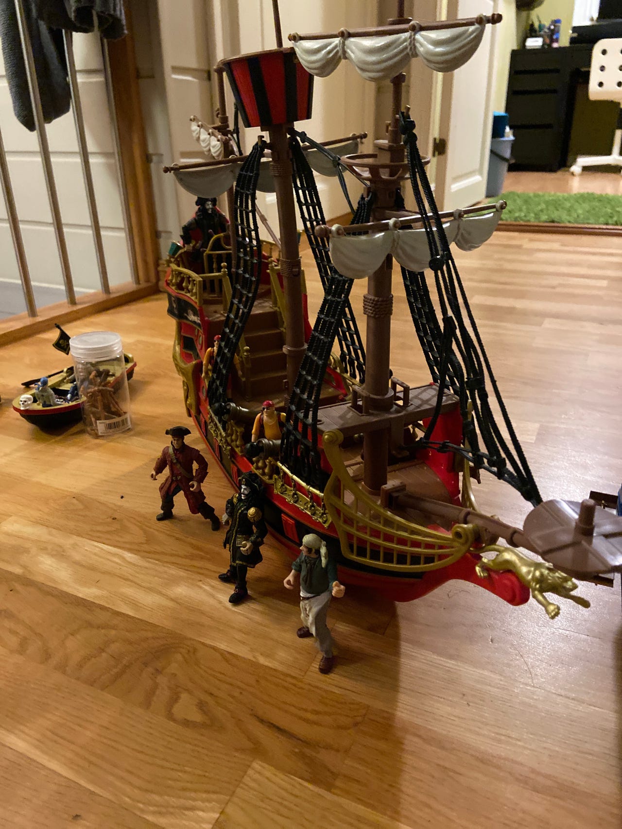 Den Sorte dame og robåt med figurer fra Sabeltann verdenen | FINN-torget