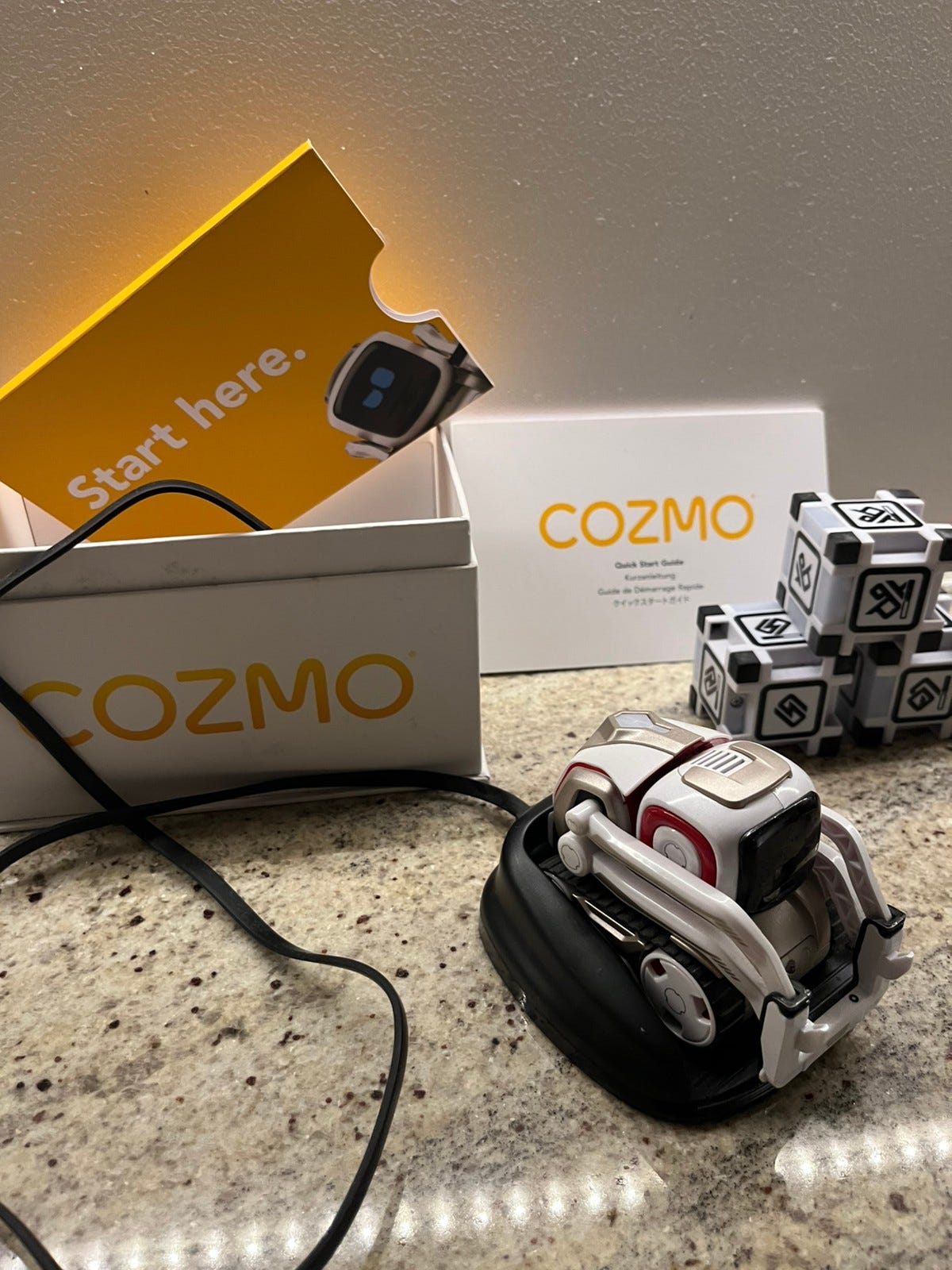 Cozmo få din egen robot til å leke og bli kjent med | FINN-torget