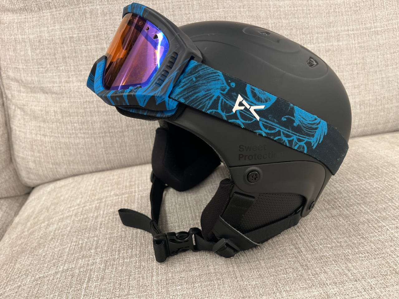 Sweet protection alpinhjelm med Anon skibriller i str Jr | FINN-torget
