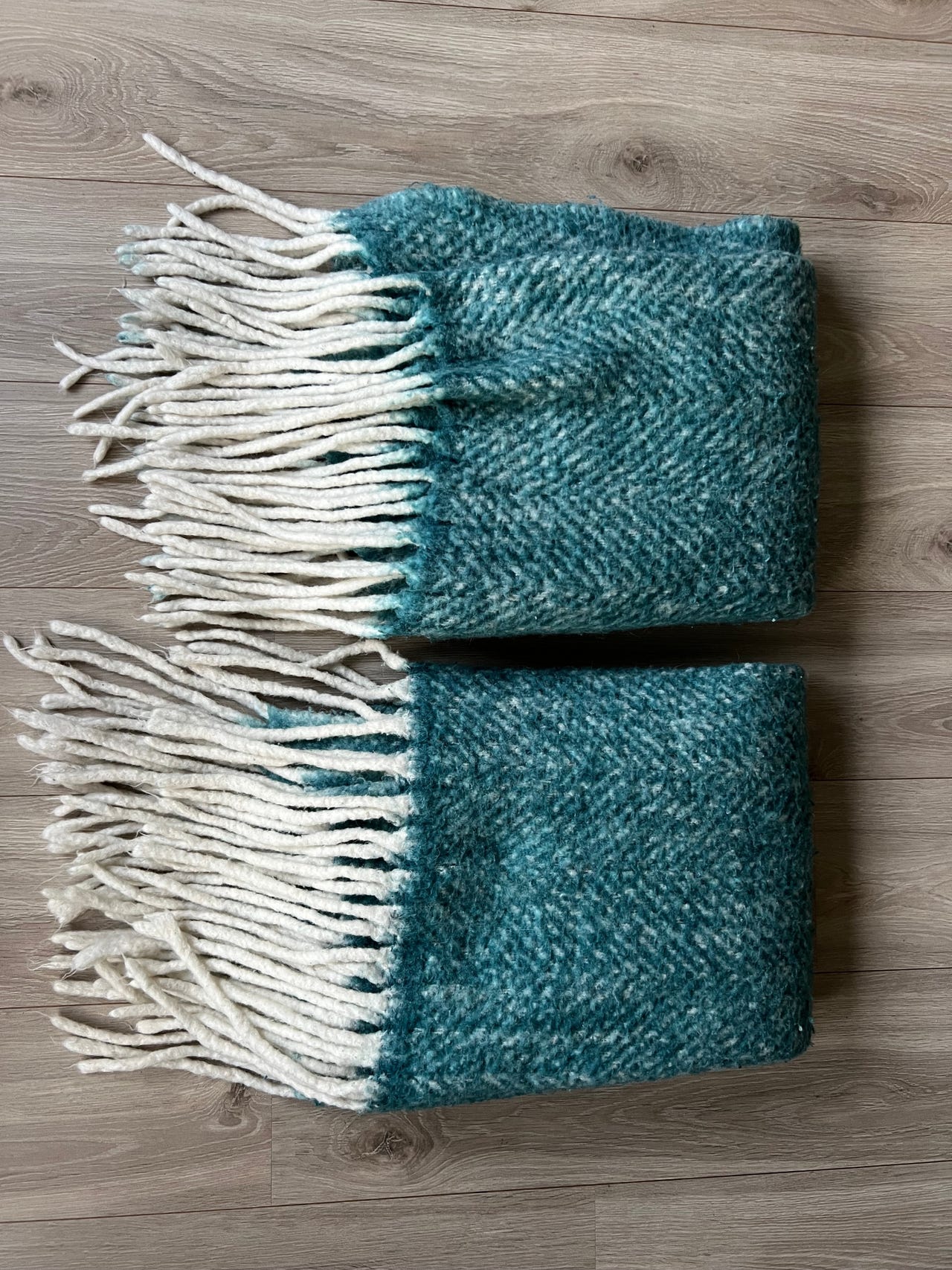 2 myke pledd i børstet ullmix og frynser - KID | FINN-torget