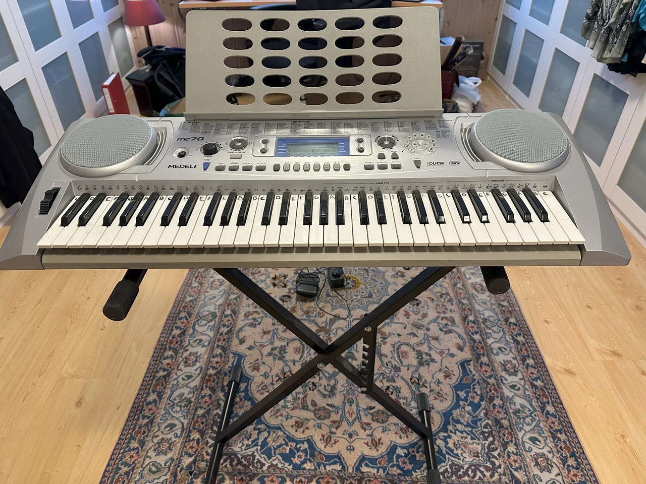 Keybord, el-piano Medeli MC70 med stativ | FINN-torget
