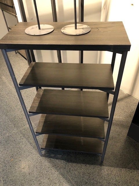 2 stk. fine og veldig solide hyller til vare eksponering m.m. selges ...