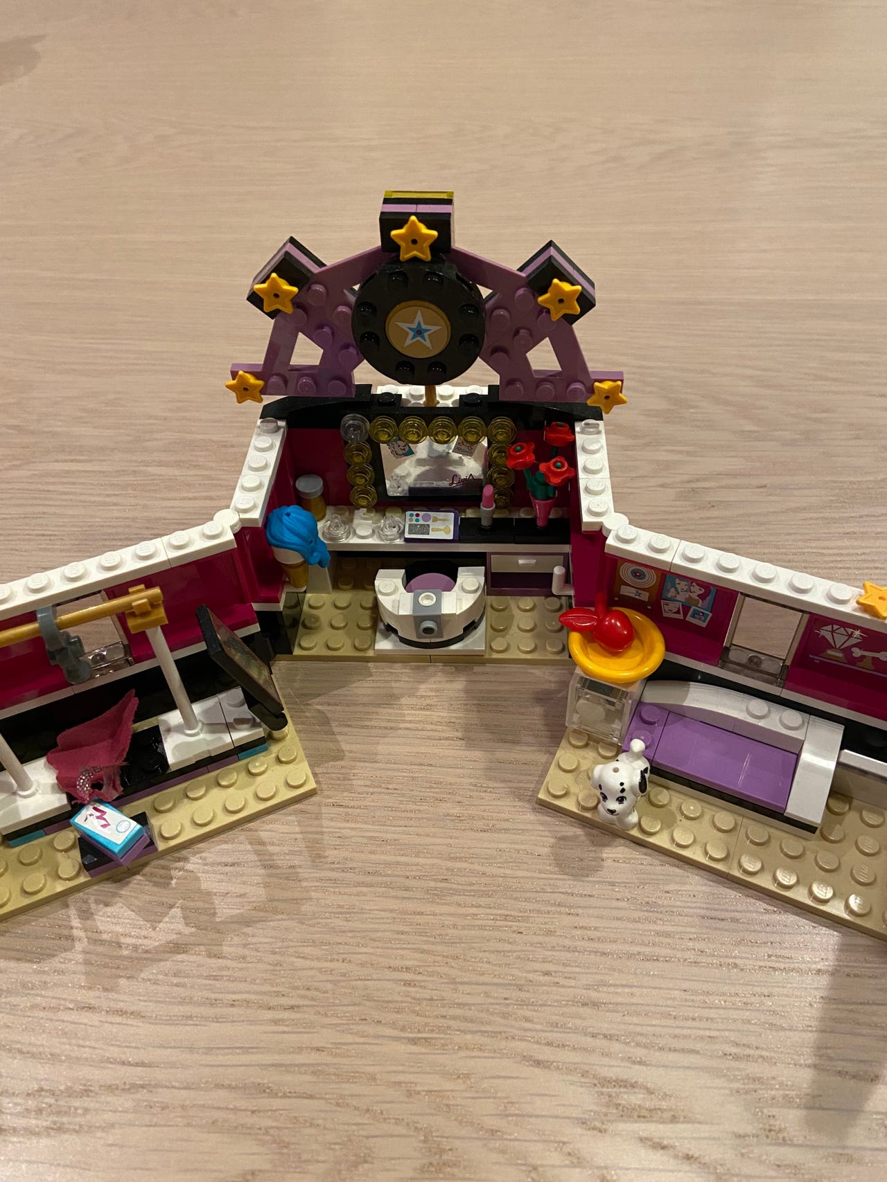 LEGO Friends Popstjernens omkledningsrom 41104 selges | FINN-torget
