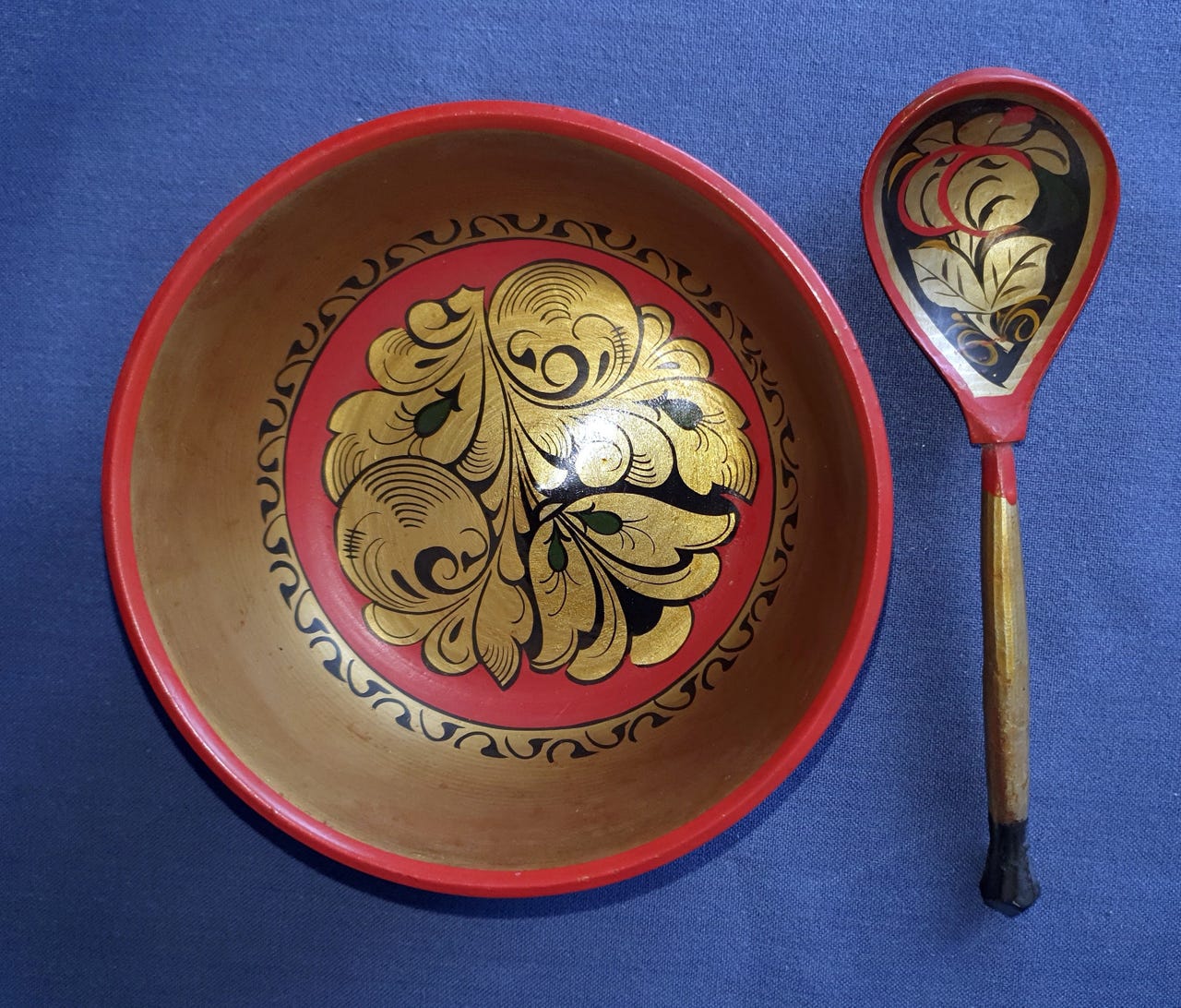 Russisk bolle i tre med tilhørende skje. | FINN-torget