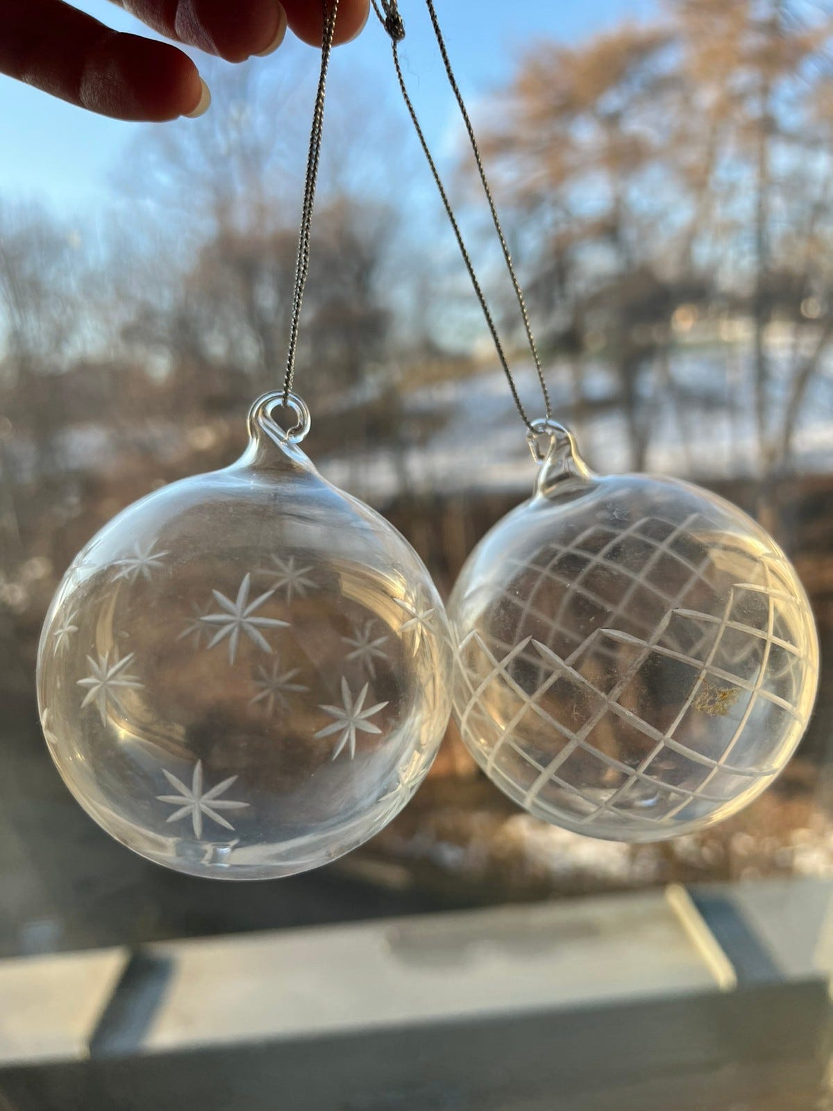 To julekuler juletrepynt i klart glass, med teksturert mønster utskjert | FINN-torget