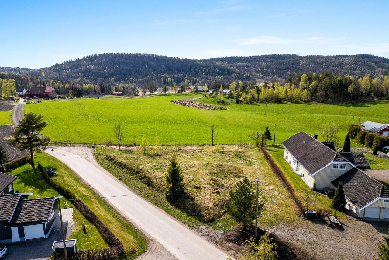 Solrik tomt på 2137 m2 med landlig utsyn i naturnære og barnevennlige ...