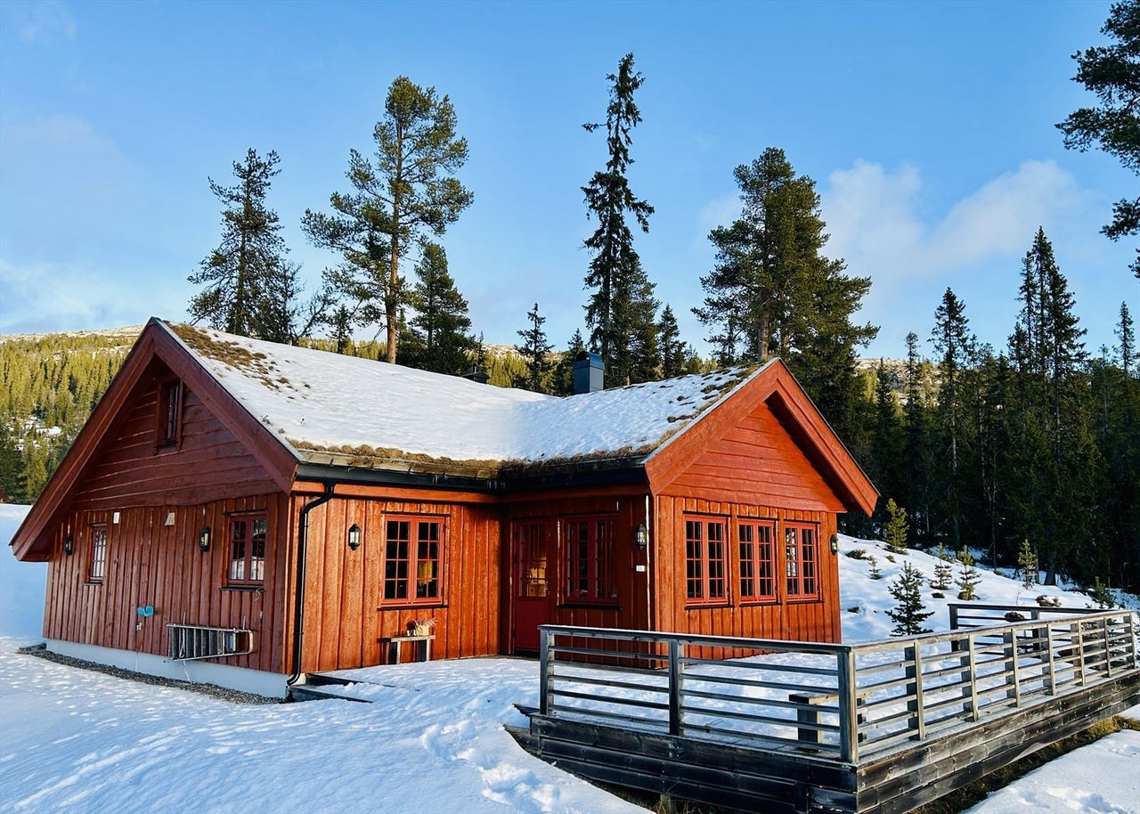 Fin og gjennomført familiehytte fra 2016 med flott beliggenhet ved Akslarvatn i Skirvedalen ...