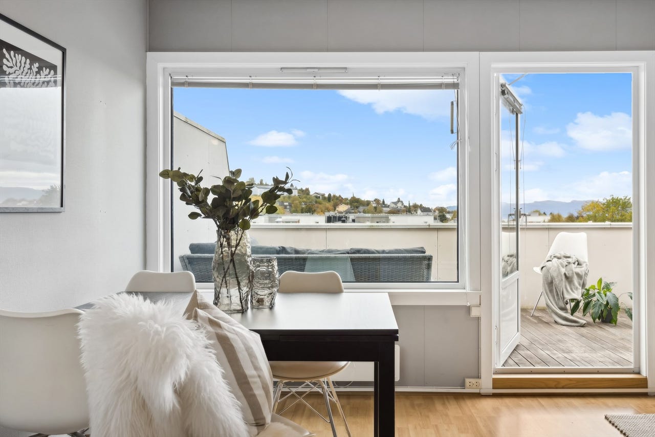 Fin og innbydende toppleilighet med vestvendt terrasse| P-kjeller | Flott utsikt og gode ...