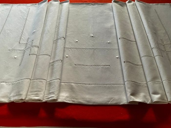 Sengetøy i lin fra ca. 1935 med åpen tråd og stiplet broderi. - Tekstil ...