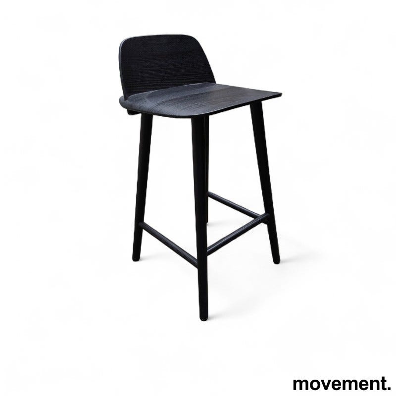 Muuto Nerd barstol 65cm sortlakkert eik, Brukt - Barstoler | FINN-torget