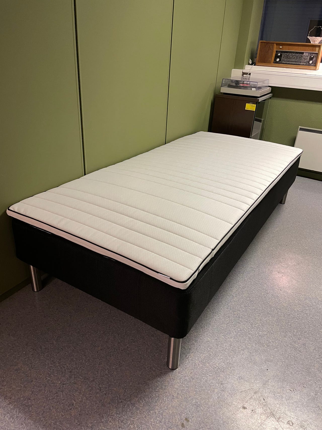 Ubrukt Rammeseng 90 x 200 cm, med overmadrass, vi har 2 stk | kan ...