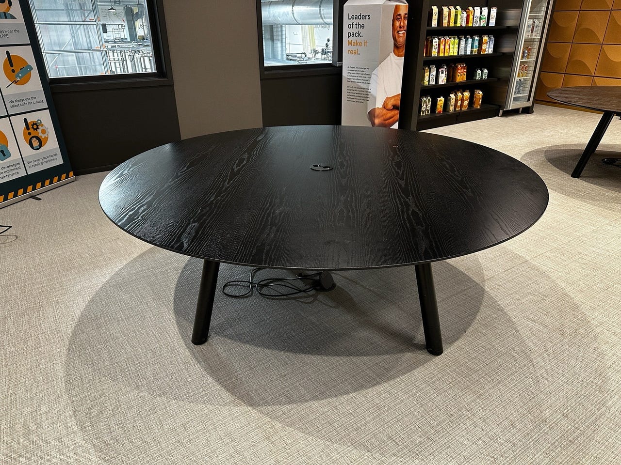 4 stk Møtebord fra Materia med el hev/senk, 200Ø i svart | FINN-torget