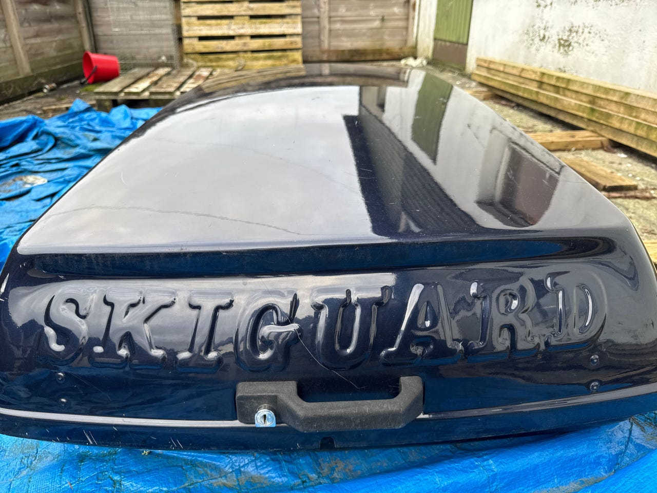 Skiboks Skiguard med takbøyler | FINN-torget