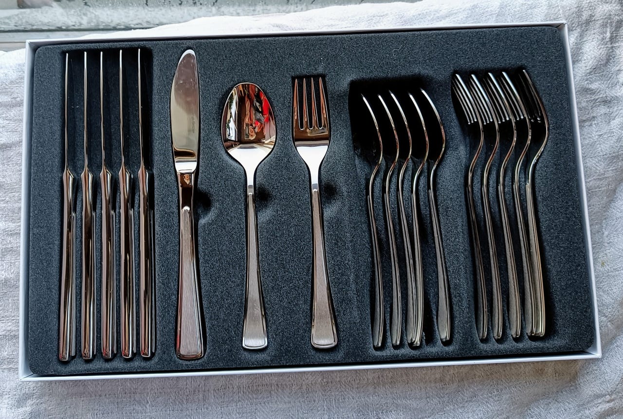 RAMONA- HARDANGER- 18 BESTIKK I ESKE (6 PERSONER)-NYE, ALDRIG BRUKT ...