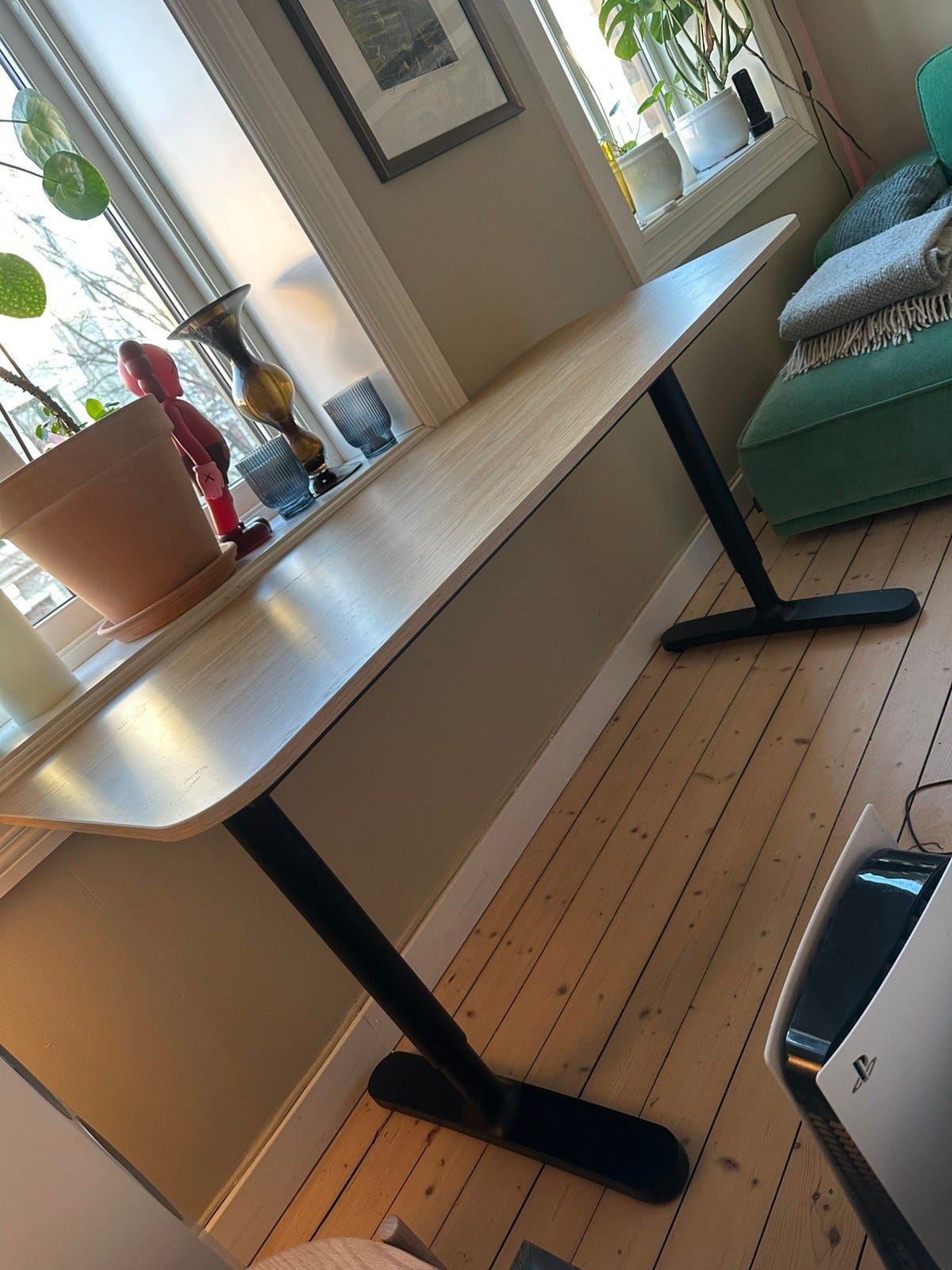 IKEA skrivebord i eik med sorte ben – pent brukt, selges billig! | FINN ...