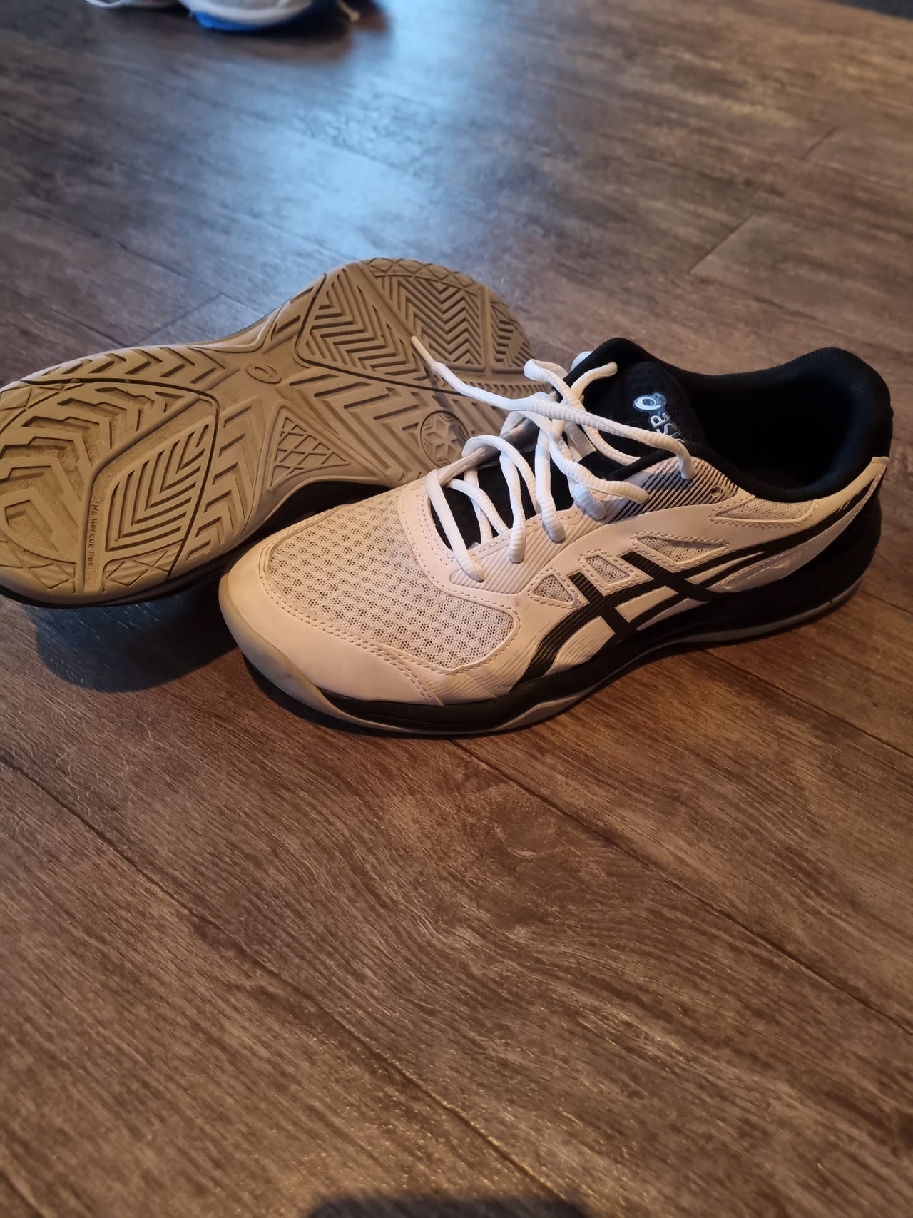 Asics innesko | FINN-torget