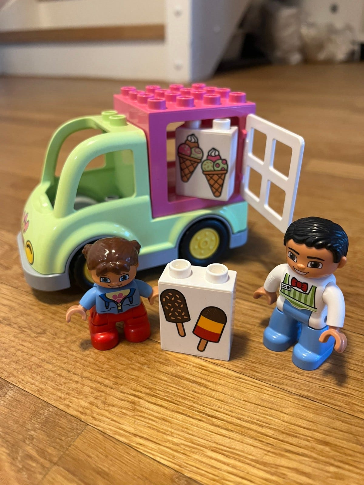 Isbil med to figurer | FINN-torget