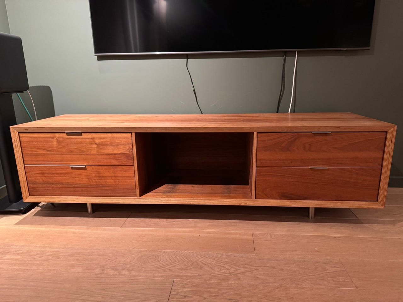 Bolia valnøtt TV benk med 4 skuffer | FINN-torget