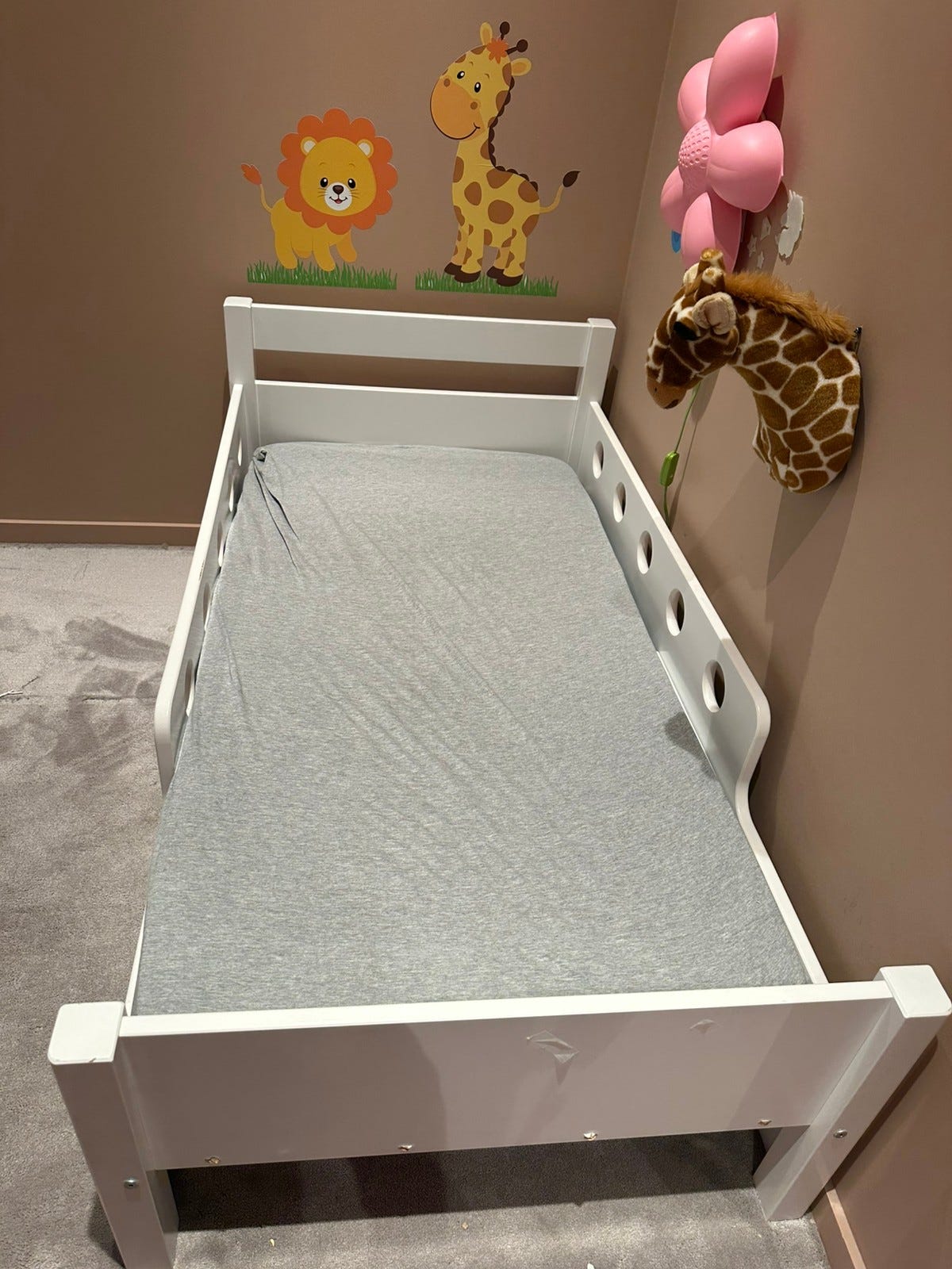 Pent brukt barneseng med praktisk skuff (140/ 200 cm x 75 cm) | FINN-torget