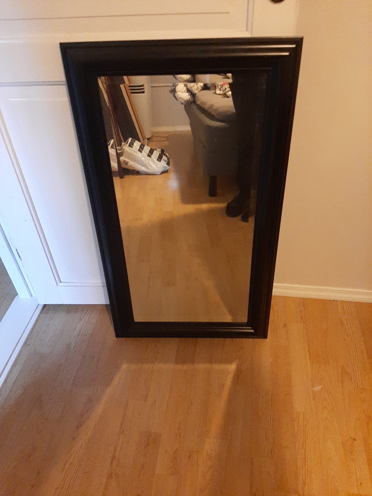 Speil .Høgd 93cm, bredde 53cm, dybde 3cm . Sort ramme. | FINN-torget