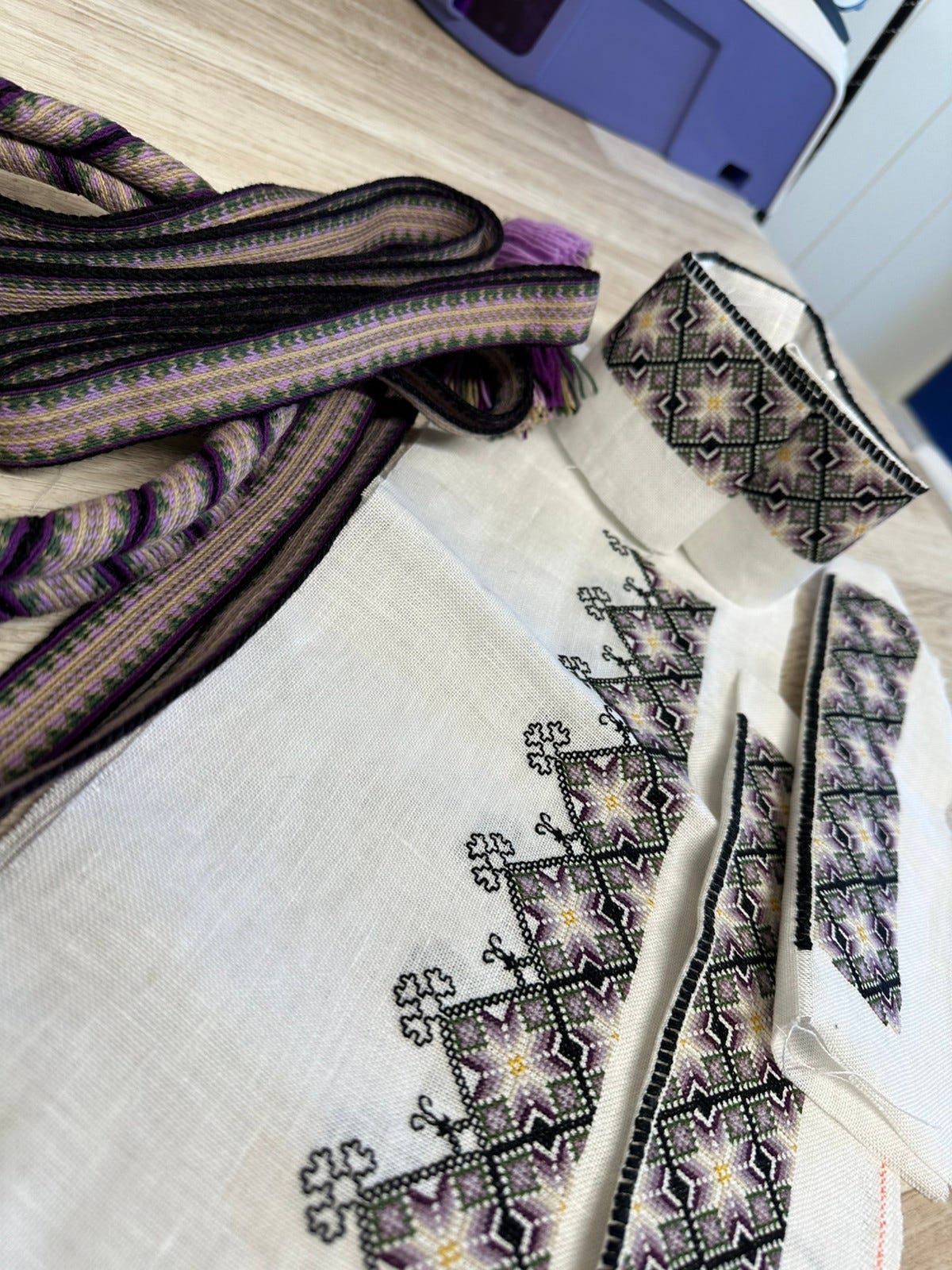 Lilla bunads tilbehør. vippe, forklebånd og skjorte broderi | FINN-torget
