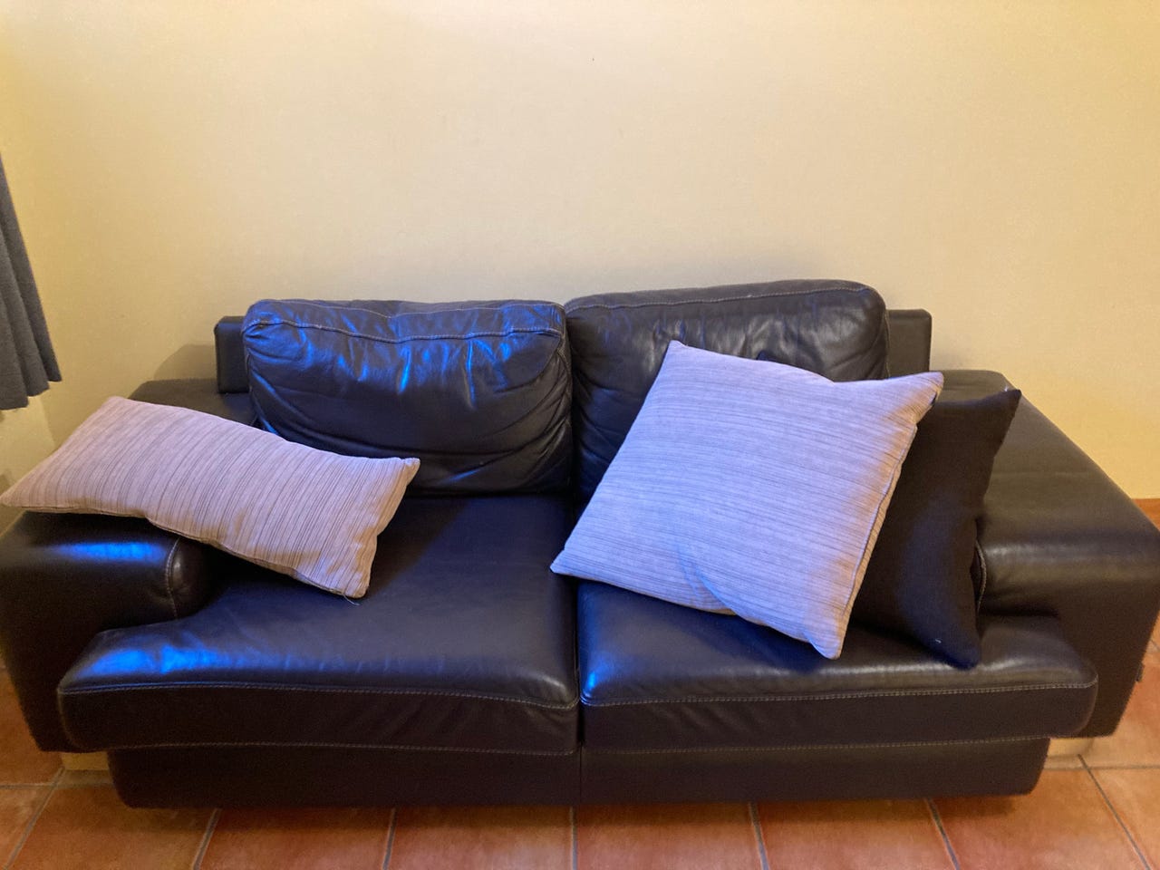 Brun skinnsofa og puff | FINN-torget