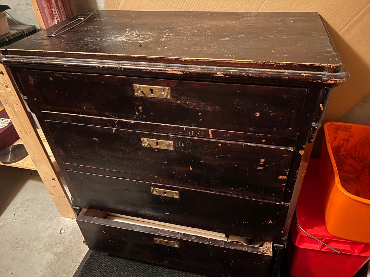 Gammel (antikk?) kommode gis bort | FINN-torget
