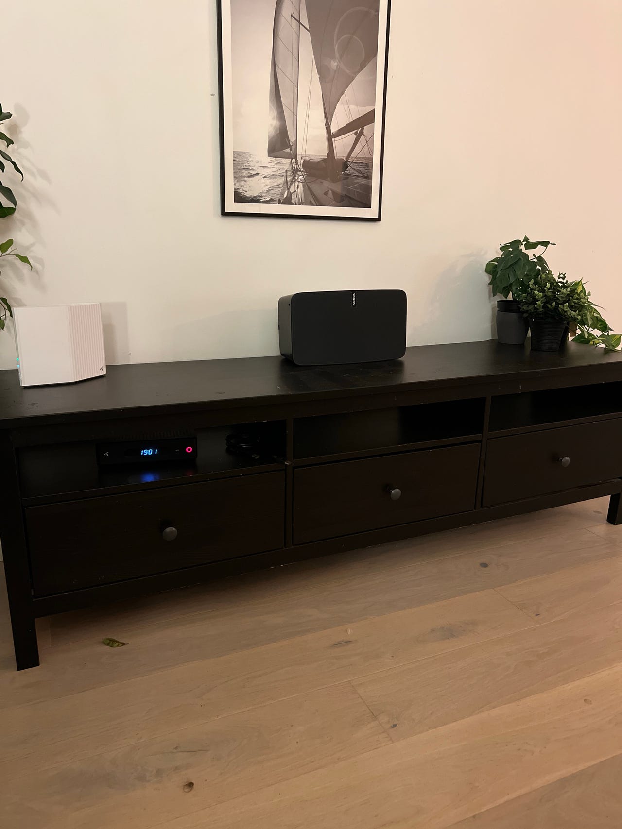 Sort tv benk gis bort | FINN-torget