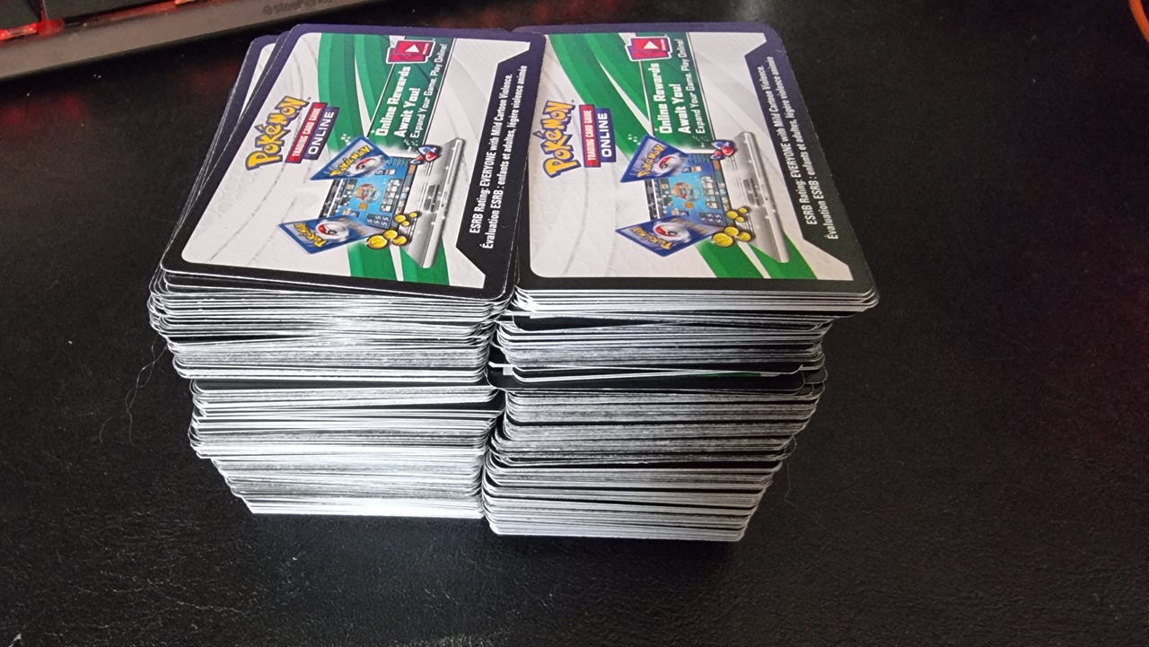 Pokemon TCG 400+ kodekort | FINN-torget