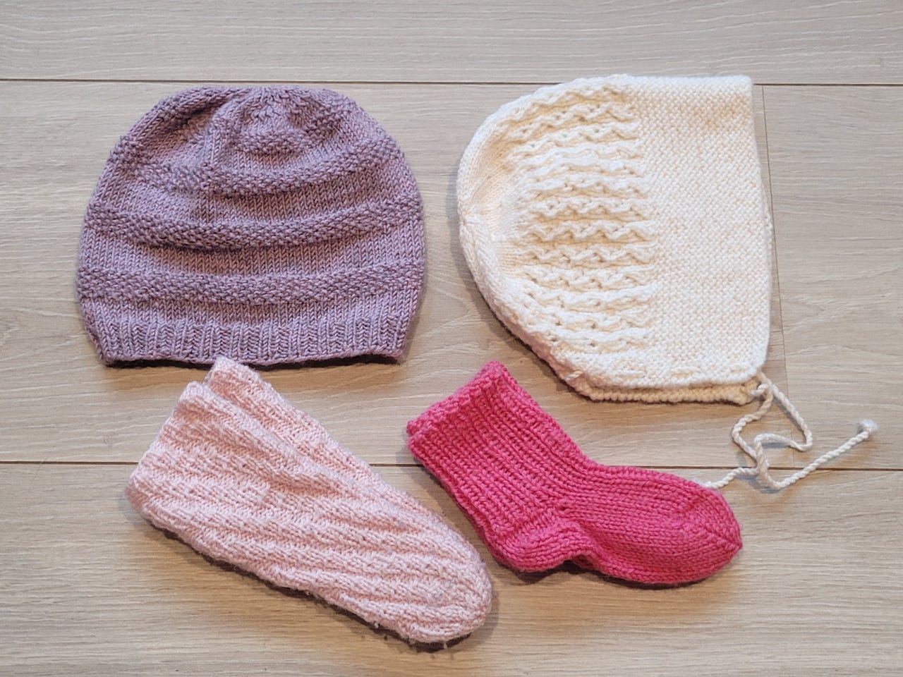 Hjemmestrikede luer og sokker til baby | FINN-torget