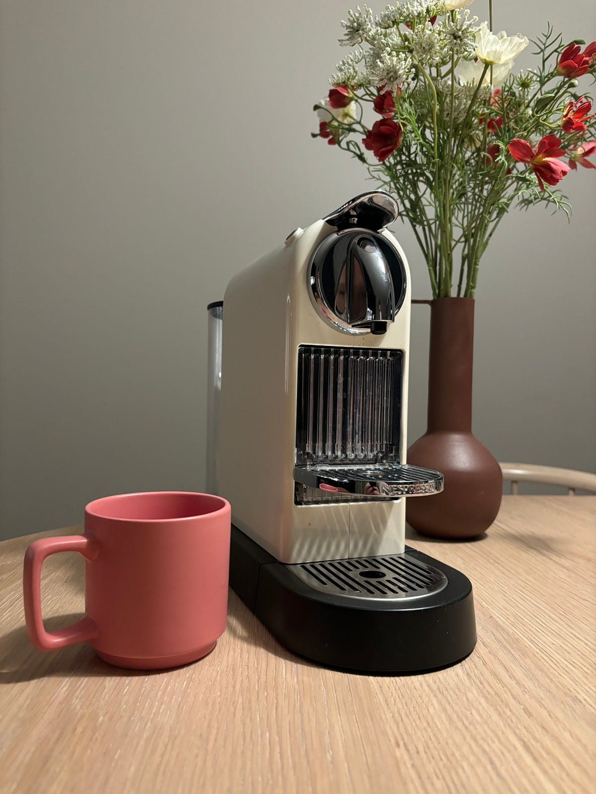 Pen Nespresso maskin i beige | FINN-torget