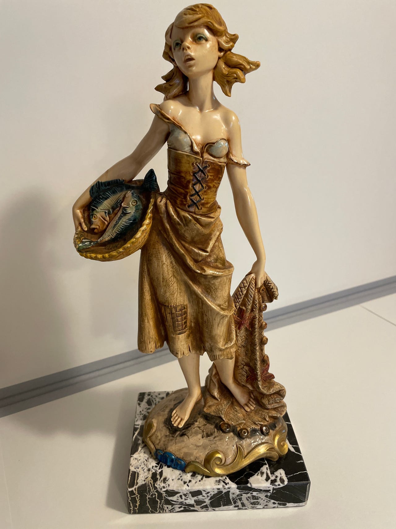 Fiskerjente med kurv og garn figur - Carrara marble Italia sokkel ...