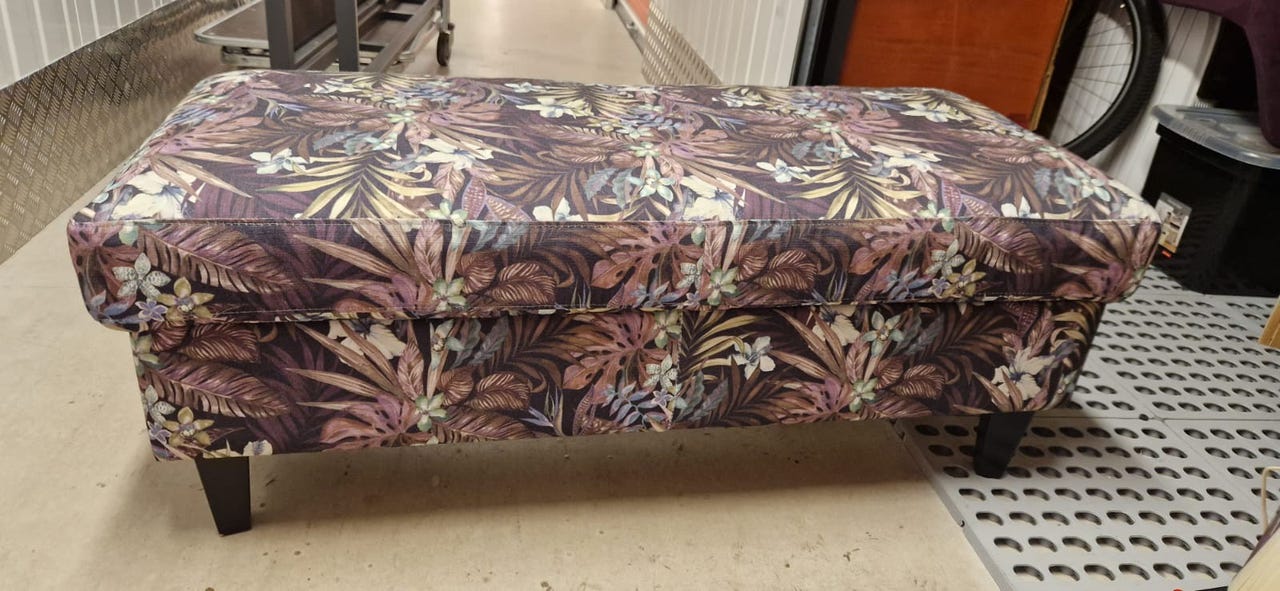 Meget pen stor polstret oppbevarings benk ca 150 bred tror jeg | FINN-torget