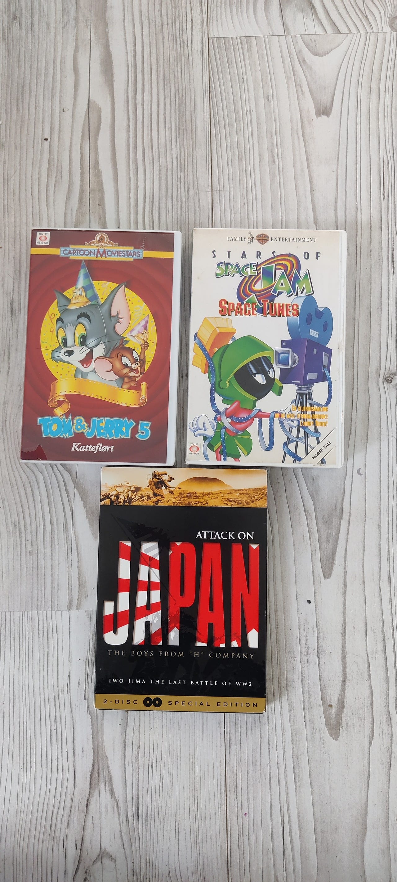 VHS og DVD Attack On Japan, Stars Of Space Jam, Tom&Jerry 5 Katteflørt ...