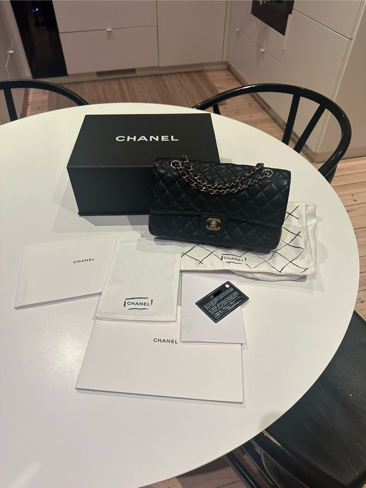 Chanel Classic Medium double flap med gold hardware - alt inkludert ...