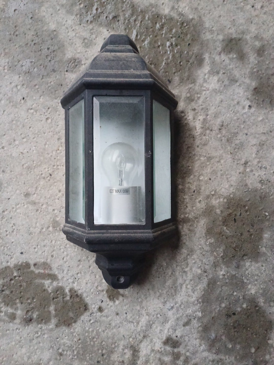 Selger 1 stk utelys farge sort. | FINN-torget