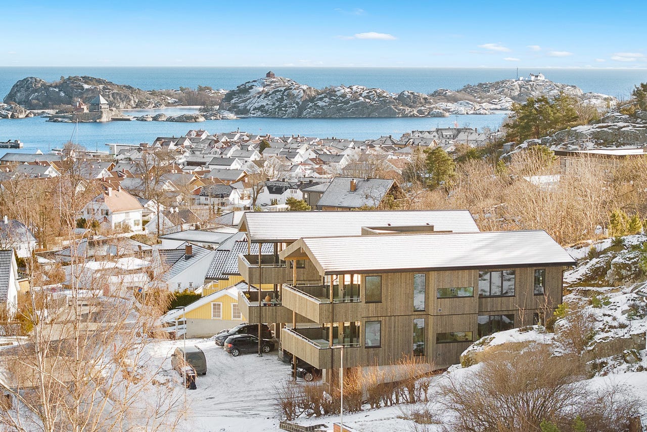 STAVERN - Unik selveier m/heis, terrasse, vannbåren varme & 2 stk ...